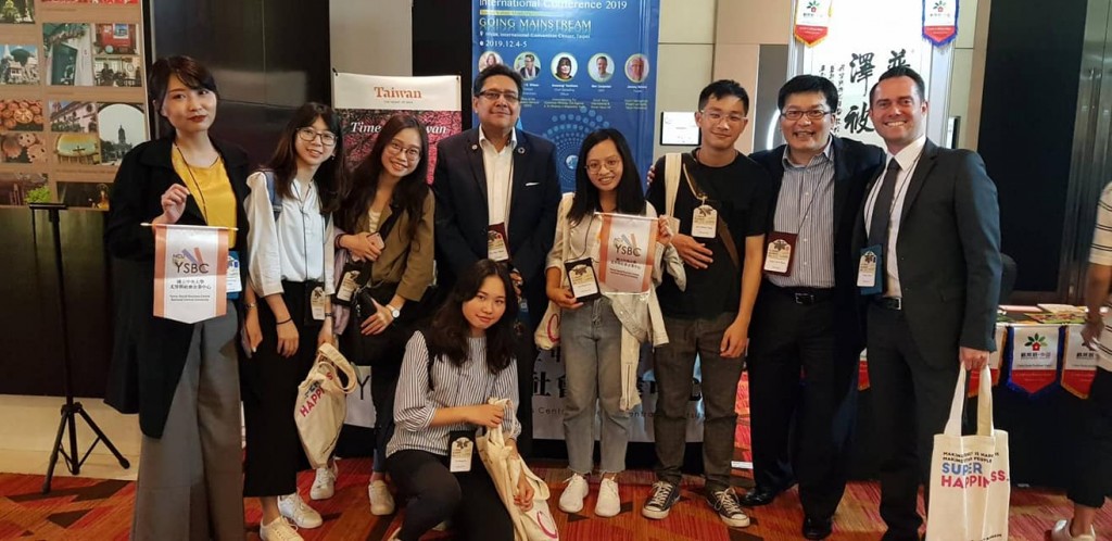 本中心與泰國亞洲理工學院尤努斯中心主任Faiz Shah(左4)、義大利佛羅倫斯大學尤努斯中心Enrico Testi(右1)以及本校五位 ...